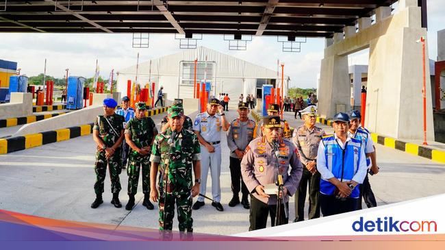 Kapolri-Panglima TNI Tinjau GT Prambanan Jateng, Pastikan Kesiapan Mudik Nataru