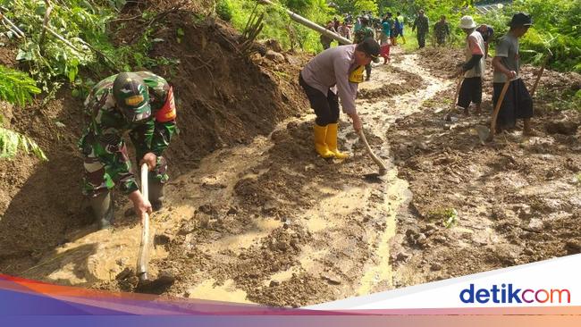 Polisi dan TNI Terjun Bantu Warga Bersihkan Material Longsor di Ponorogo