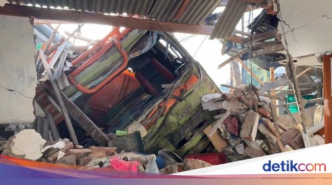 Brak! Truk Muat Beras yang Disopiri Mas'ud Tabrak 2 Rumah di Pasuruan