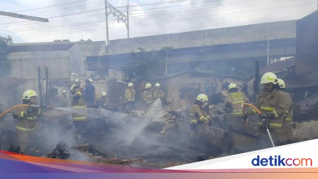 Kebakaran di Menteng Hanguskan 15 Rumah, Ada Damkar Pingsan Tertimpa Tembok
