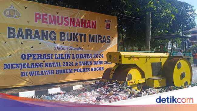 15 Ribu Botol Miras Hasil Razia Sebulan di Bogor Dimusnahkan