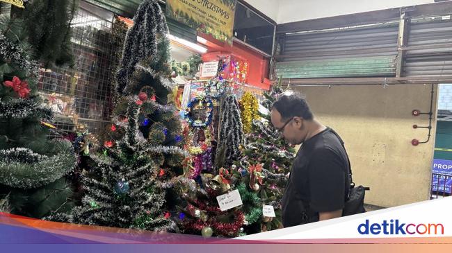 Lesunya Penjualan Pernak-pernik Natal di Pasar Atom Surabaya