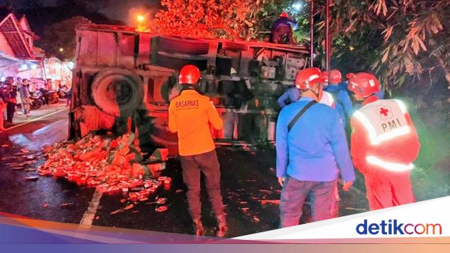 Truk Tabrak Tebing di Purworejo hingga Terguling, Sopir Tewas