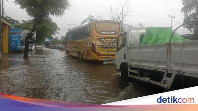 Banjir di Depan Unhas Makassar, Jalan Perintis Kemerdekaan Macet 1 Km