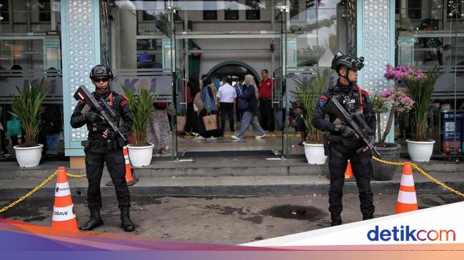 Momen Polisi Bersenjata Laras Panjang Jaga Stasiun Pasar Senen