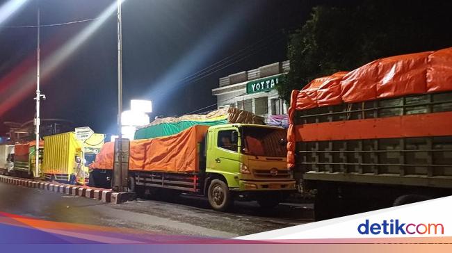 Jalan Poros Pangkep-Barru Sudah 8 Jam Lumpuh Total, Antrean Kendaraan 5 Km
