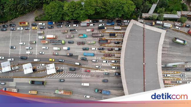 Foto Udara Peningkatan Jumlah Kendaraan di Tol Tangerang - Merak