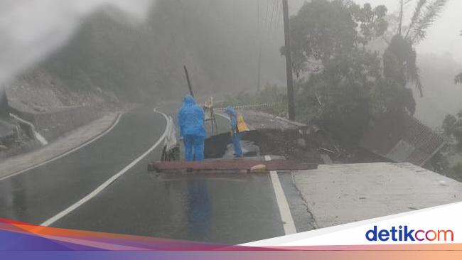 Jalan Poros Barru-Soppeng di Bulu Dua Amblas, Pengendara Diminta Hati-hati
