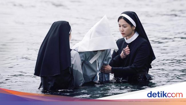 Song Hye Kyo Bertudung Lakukan Ritual Pengusiran Iblis