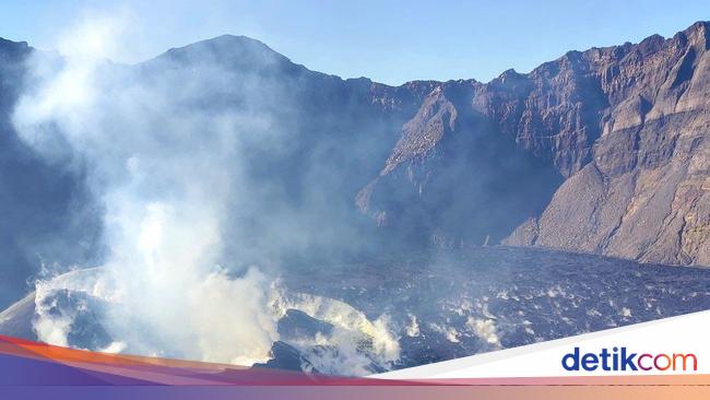 Momen Gunung Raung Erupsi Terekam Kamera Pendaki