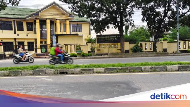 Lubang Besar di Jalan SM Raja Dekat Fly Over Amplas Sudah Ditambal