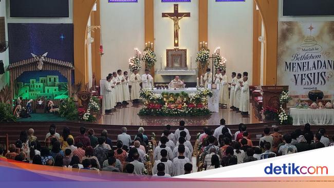 Ribuan Jemaat Khidmat Misa Natal di Gereja Katolik Kristus Raja Surabaya