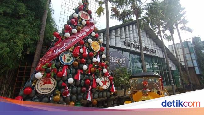 Pohon Natal Unik dari 150 Topi Tentara di Bali