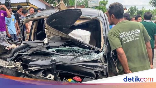 Truk Adu Banteng dengan Xpander di Ponorogo gegara Sopir Ngantuk