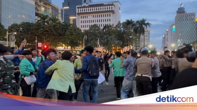 Usai Dorong-dorongan, Demonstran BEM SI Kerakyatan Tolak PPN 12% Bubar