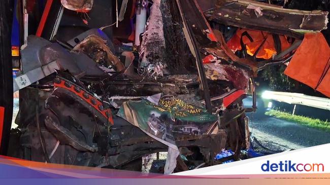 Kronologi Kecelakaan Maut Bus Peziarah Tangerang di Tol Cipularang
