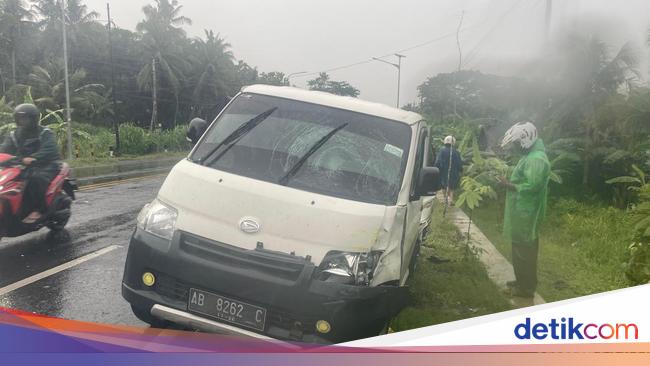 Brakk! Pikap Vs 2 Motor Tabrakan di Jalan Nasional Pengasih Kulon Progo