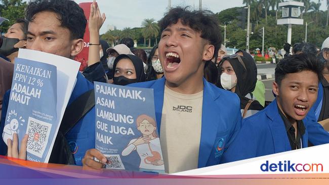Mahasiswa Gelar Demo Tolak PPN 12 Persen di Patung Kuda