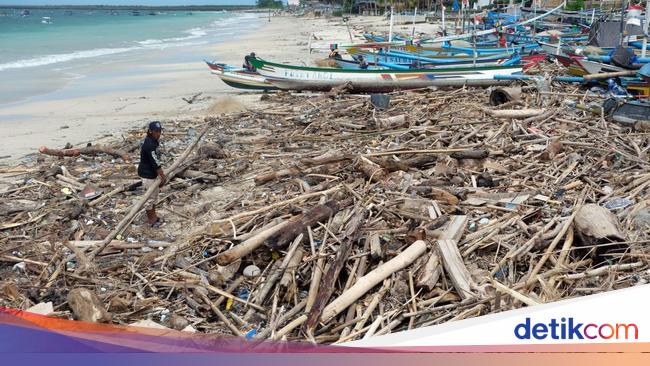 Duh, Sampah Kiriman Penuhi Pantai Kedonganan Bali