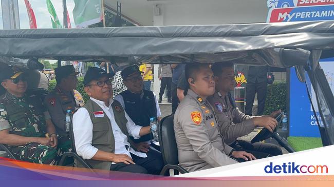 Cek Arus Mudik Nataru, Menko PMK-Kapolri Tinjau Rest Area Km 57 Tol Cikampek