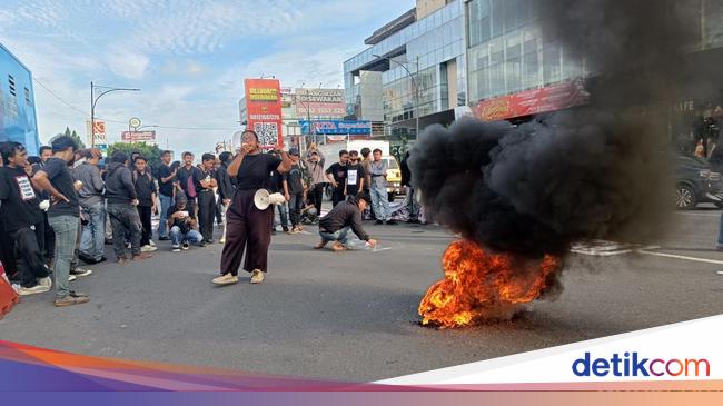 Demo Mahasiswa Banyumas Tolak PPN 12 Persen Diwarnai Aksi Bakar Ban