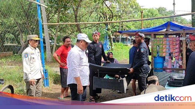 Satpol PP Tertibkan PKL Musiman di Pantai Pangandaran