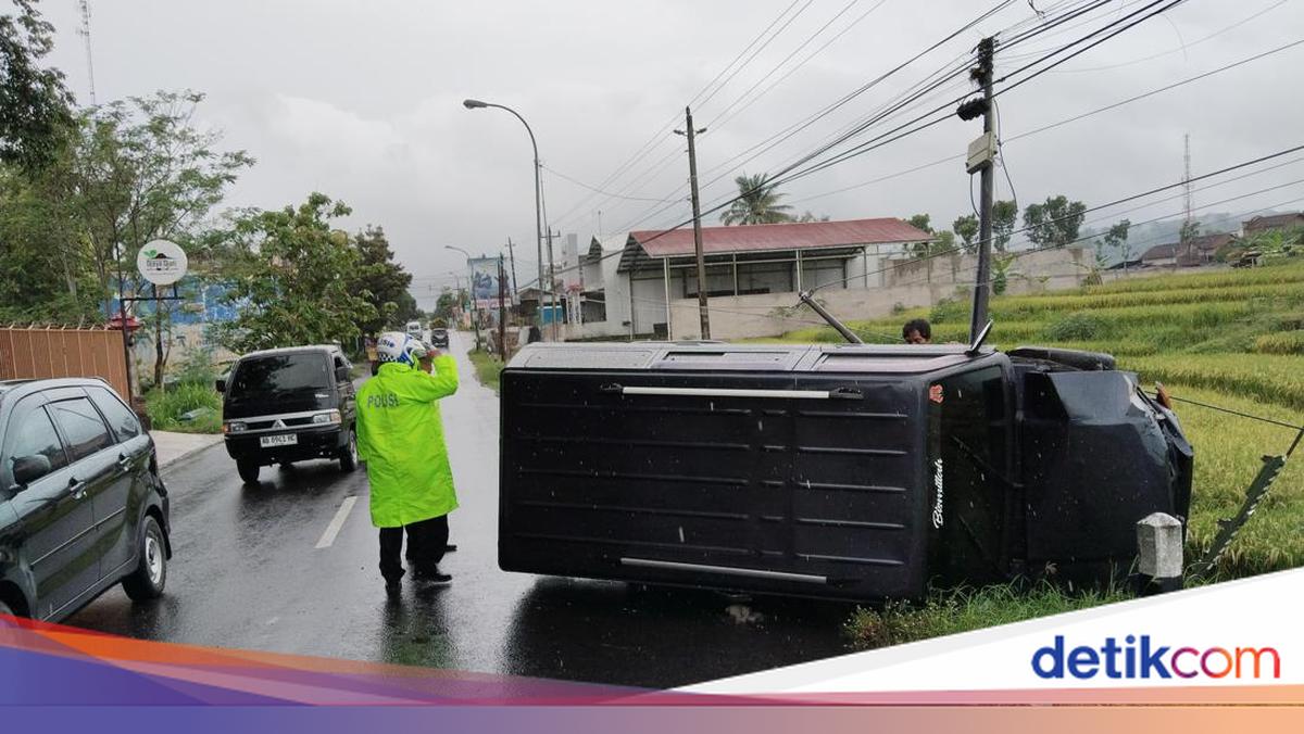 Hantam Tiang Telepon, Mobil Kijang Terguling di Kenteng Kulon Progo