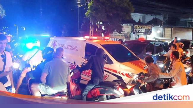 Jalanan Canggu Padat Merayap Saat Libur Nataru, Ambulans pun Terjebak Macet
