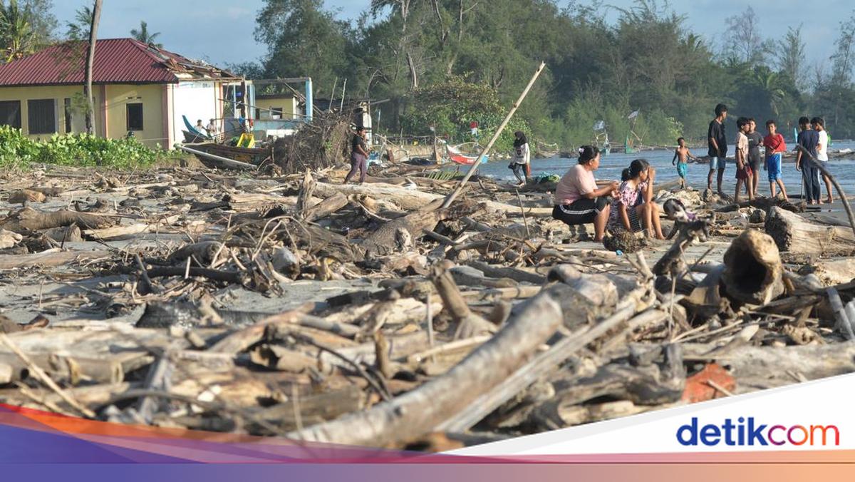 Pantai Pekik Nyaring Bengkulu Dipenuhi Sampah Kiriman