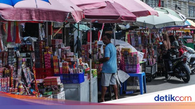 Pedagang Kembang Api Menjamur Jelang Tahun Baru Pedagang Kembang Api Menjamur Jelang Tahun Baru