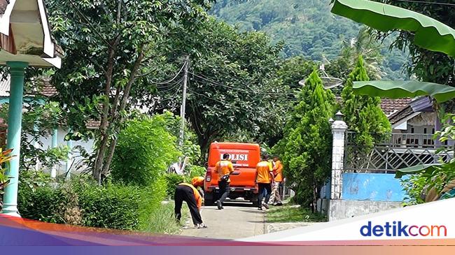 Tim Inafis Sisir Lokasi Pembunuhan Siswi MI Banyuwangi
