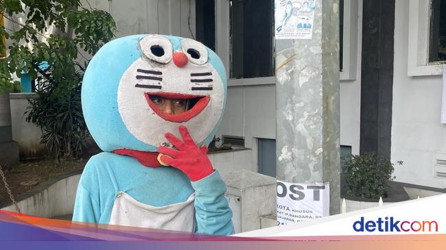 Harapan Pria Bandung di Balik Pengapnya Kostum Doraemon di 2025