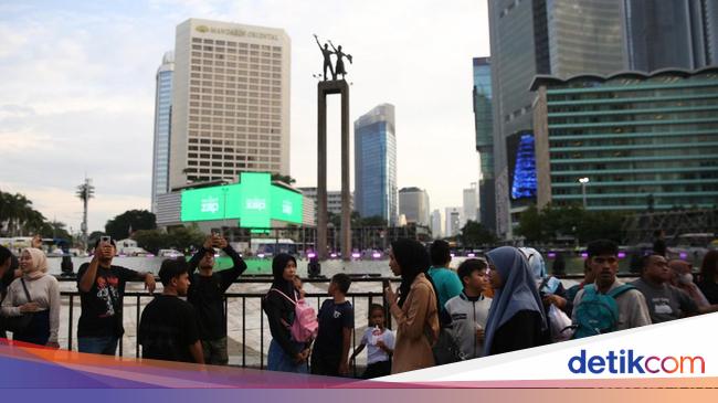 Jelang Malam Tahun Baru Kawasan Bundaran HI Mulai Ramai Warga