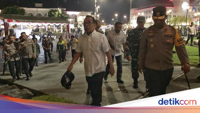 Menko PMK Pratikno Pantau Perayaan Tahun Baru di Titik Nol Jogja