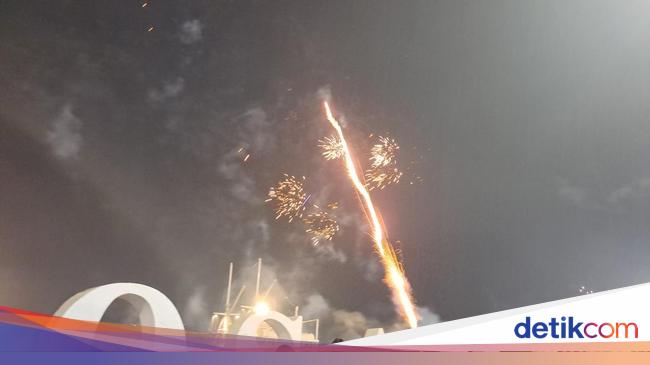 Selamat Tahun Baru 2025! Langit Pantai Losari Makassar Bertabur Kembang Api
