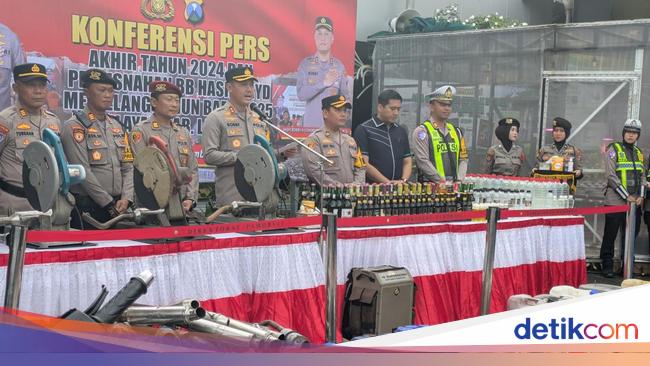 3 Ribu Liter Miras Hasil Razia di Lamongan Dimusnahkan