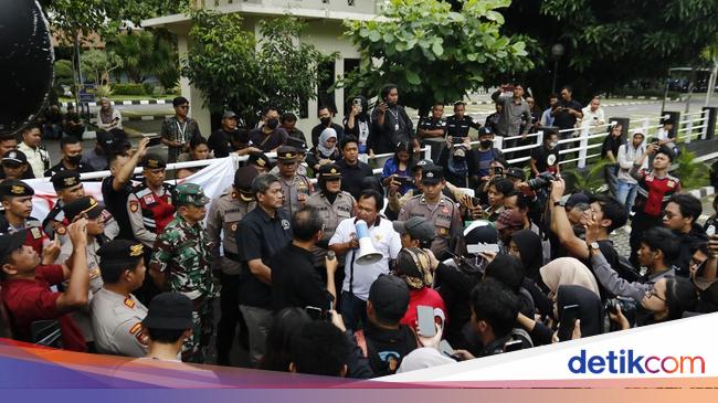 Tolak PPN 12 Persen, Massa Geruduk Kantor Pajak Jogja