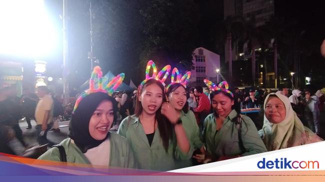 Warga di Bundaran HI Kompak Pakai Baju Sama saat Tahun Baru: Biar Lucu