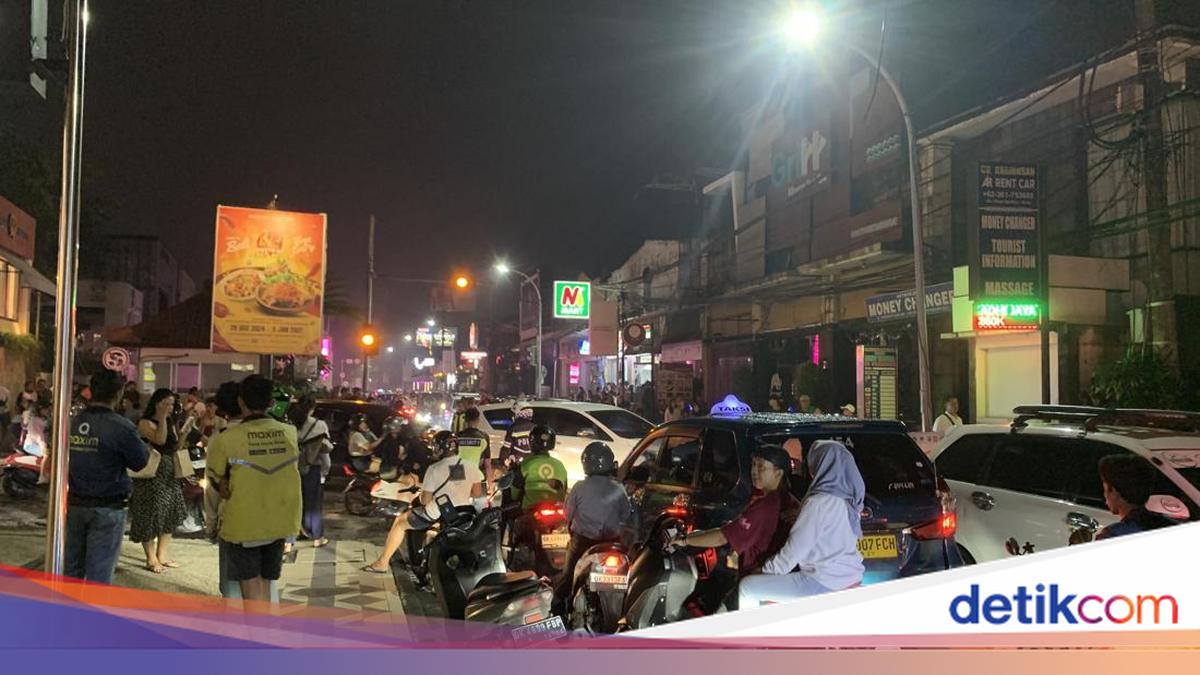 Jalanan Kuta Macet Total Seusai Perayaan Malam Tahun Baru 205