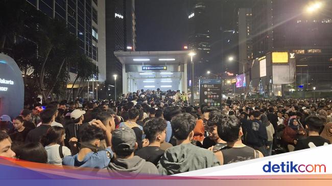 Akses Stasiun MRT Bundaran HI Padat Usai Perayaan Tahun Baru
