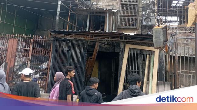 Petaka Petasan Malam Tahun Baru di Makassar Picu Kebakaran 3 Rumah Petaka Petasan Malam Tahun Baru di Makassar Picu Kebakaran 3 Rumah