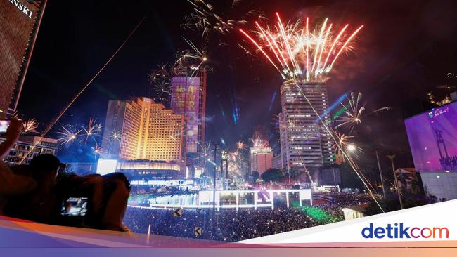Potret Meriah Kembang Api Tahun Baru 2025 di Bundaran HI