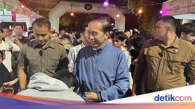 Jaket Biru Jokowi Saat Rayakan Tahun Baru di Solo