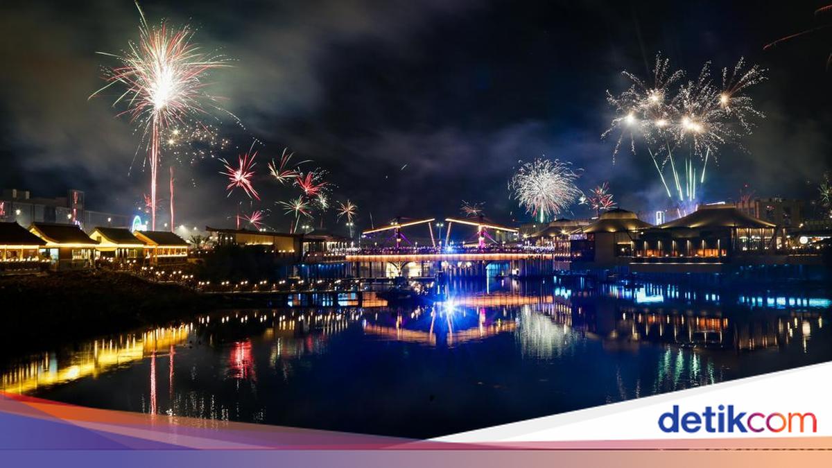 Semarak Kembang Api Rayakan Tahun Baru 2025 di PIK