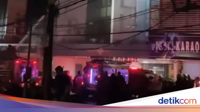 Tempat Karaoke di Semarang Kebakaran, Damkar Kerahkan Blower Sedot Asap