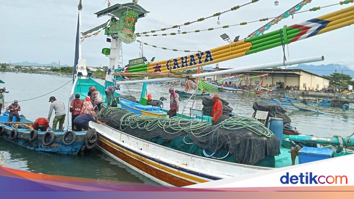 Kapal Nelayan Tenggelam di Jembrana, 15 Awak Selamat