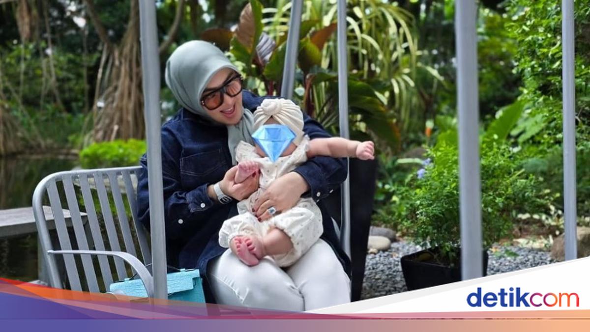 7 Foto Baby R Anak Syahrini yang Wajahnya Bikin Penasaran, Kini Sudah 5 ...
