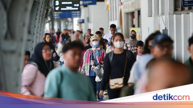 Arus Balik Libur Nataru, Stasiun Pasar Senen Ramai Penumpang