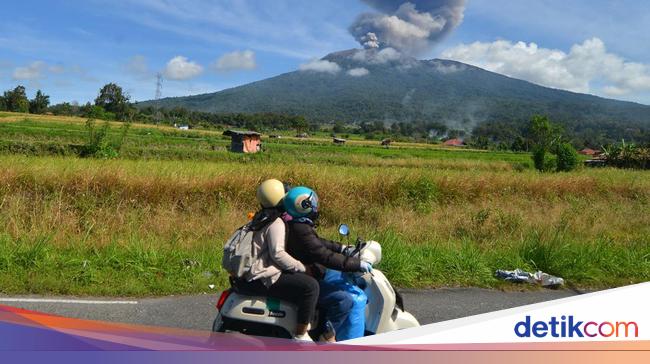 Memotret Erupsi Gunung Marapi