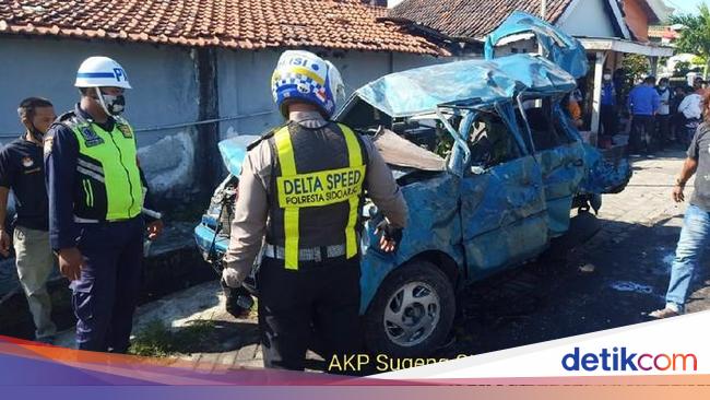 Tragedi Pilu Mobil Sekeluarga Dihantam KA Sri Tanjung Bikin 3 Orang Tewas